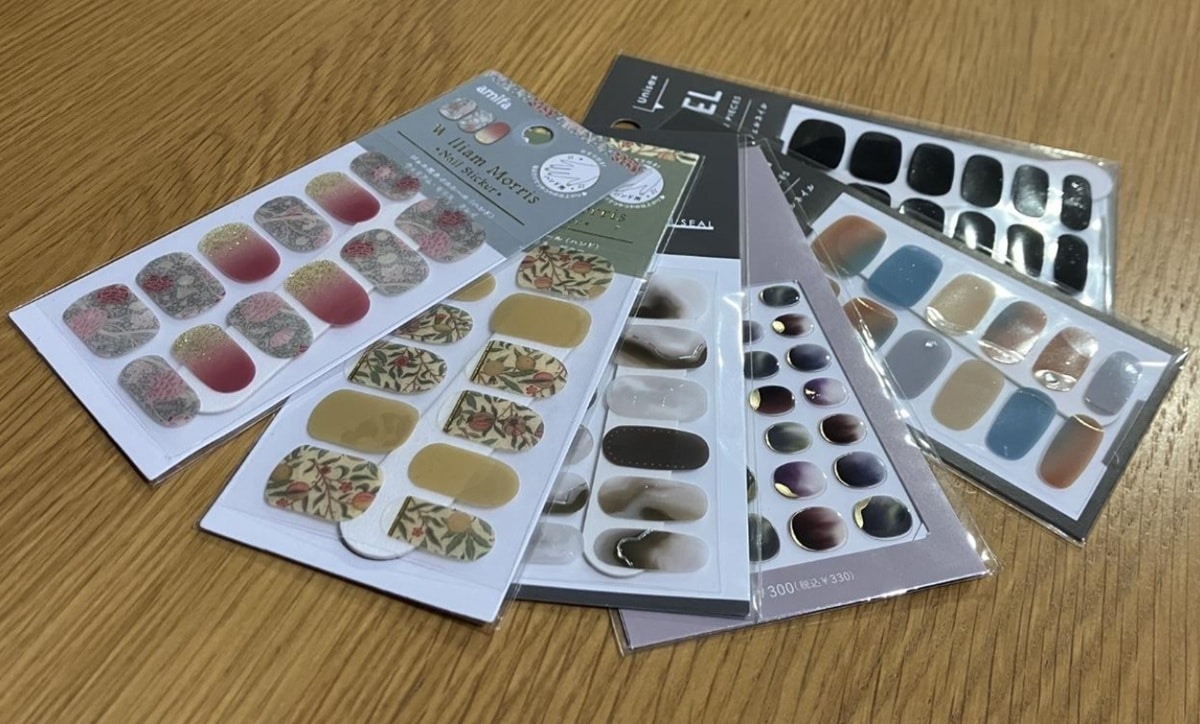 【キャンドゥ】貼るだけで気分も女子力も超アガる！「ジェイルネイルシール」で簡単プロ級ネイル！（20代女性） | イチオシ | ichioshi